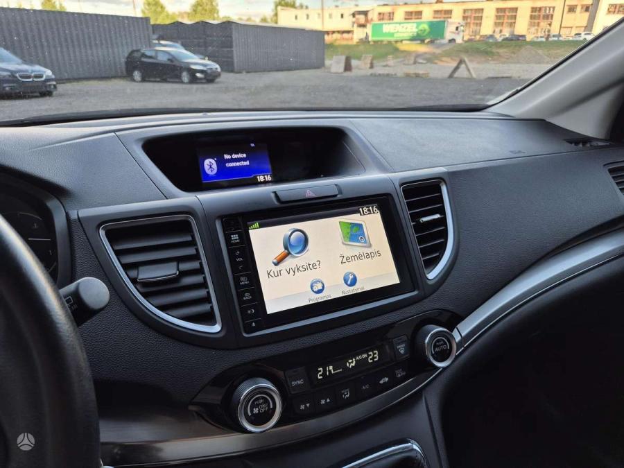 White Honda CR-V 2017 in Utena, with an engine capacity of 1.60 L and mileage of 224 thousand km for 12990 €, photo 16 on AUTOMOTO.COM.LV