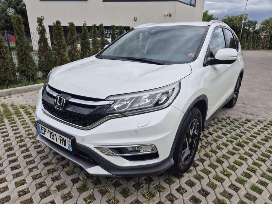 White Honda CR-V 2017 in Kaunas, with an engine capacity of 1.60 L and mileage of 255 thousand km for 10900 €, photo 1 on AUTOMOTO.COM.LV