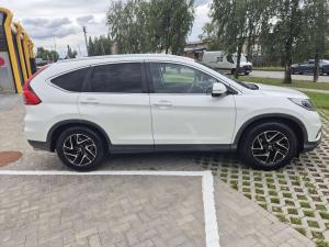 White Honda CR-V 2017 in Kaunas, with an engine capacity of 1.60 L and mileage of 255 thousand km for 10900 €, photo 5 on AUTOMOTO.COM.LV