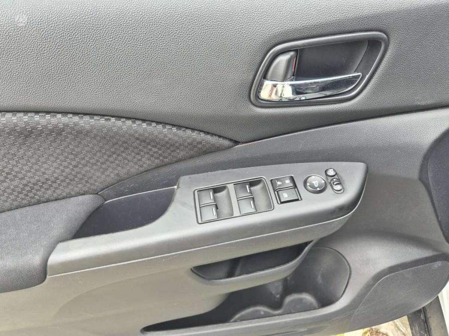 White Honda CR-V 2017 in Kaunas, with an engine capacity of 1.60 L and mileage of 255 thousand km for 10900 €, photo 18 on AUTOMOTO.COM.LV