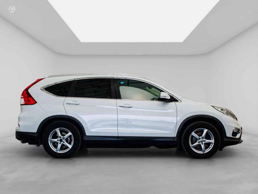 White Honda CR-V 2017 in Kaunas, with an engine capacity of 1.60 L and mileage of 258 thousand km for 12990 €, photo 8 on AUTOMOTO.COM.LV