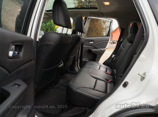 White Honda CR-V 2018 in Tartu, with an engine capacity of 1.60 L and mileage of 195 thousand km for 15999 €, photo 11 on AUTOMOTO.COM.LV