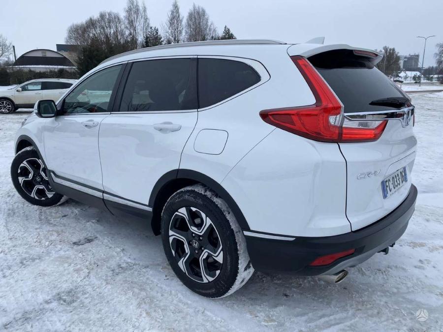 White Honda CR-V 2018 in Taurage, with an engine capacity of 1.50 L and mileage of 279 thousand km for 12900 €, photo 3 on AUTOMOTO.COM.LV