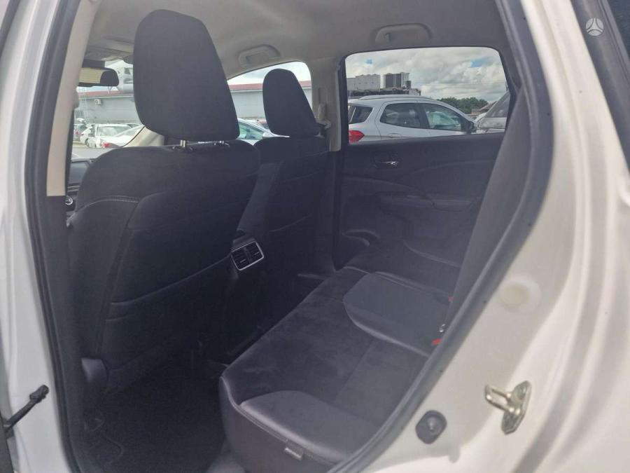 White Honda CR-V 2018 in Taurage, with an engine capacity of 1.60 L and mileage of 154 thousand km for 14600 €, photo 13 on AUTOMOTO.COM.LV