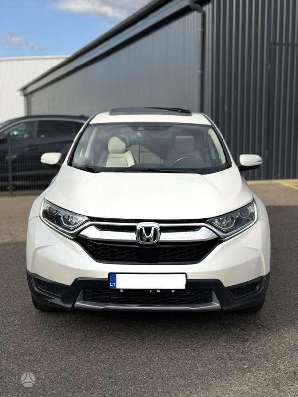 White Honda CR-V 2018 in Vilnius, with an engine capacity of 1.50 L and mileage of 195 thousand km for 15900 €, photo 2 on AUTOMOTO.COM.LV