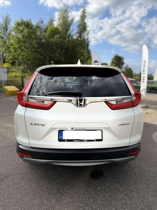 White Honda CR-V 2018 in Vilnius, with an engine capacity of 1.50 L and mileage of 195 thousand km for 15900 €, photo 3 on AUTOMOTO.COM.LV