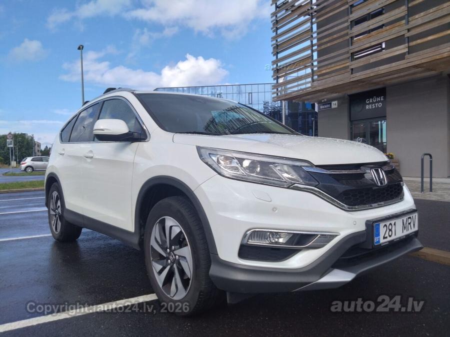 White Honda CR-V 2018 in Tallinn, with an engine capacity of 2.00 L and mileage of 154 thousand km for 18200 €, photo 3 on AUTOMOTO.COM.LV