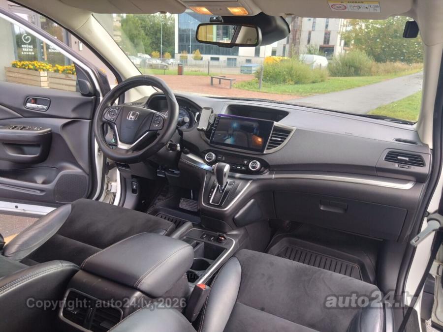White Honda CR-V 2018 in Tallinn, with an engine capacity of 2.00 L and mileage of 154 thousand km for 18200 €, photo 6 on AUTOMOTO.COM.LV
