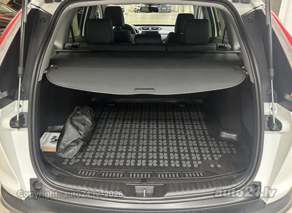 White Honda CR-V 2023 in Tallinn, with an engine capacity of 2.00 L and mileage of 55 thousand km for 29400 €, photo 10 on AUTOMOTO.COM.LV
