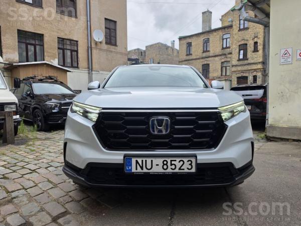 White Honda CR-V 2024 in Riga, with an engine capacity of 2.00 L and mileage of 13 thousand km for 42000 €, photo 4 on AUTOMOTO.COM.LV