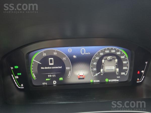 White Honda CR-V 2024 in Riga, with an engine capacity of 2.00 L and mileage of 13 thousand km for 42000 €, photo 5 on AUTOMOTO.COM.LV