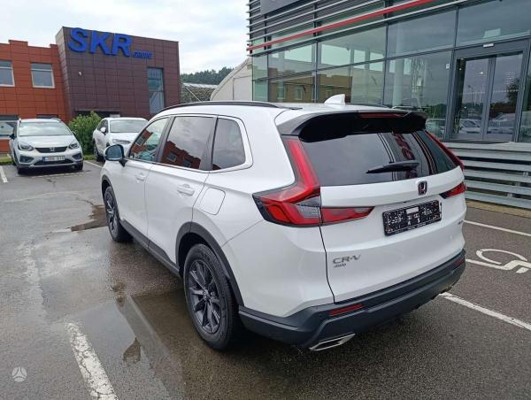 White Honda CR-V 2024 in Vilnius, with an engine capacity of 1.99 L and mileage of 42 thousand km for 39880 €, photo 5 on AUTOMOTO.COM.LV