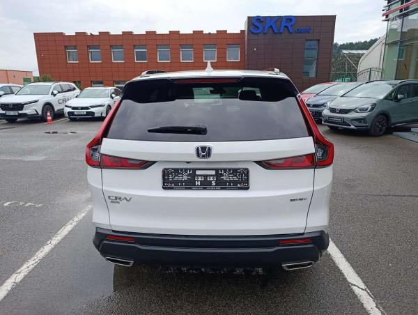 White Honda CR-V 2024 in Vilnius, with an engine capacity of 1.99 L and mileage of 42 thousand km for 39880 €, photo 6 on AUTOMOTO.COM.LV