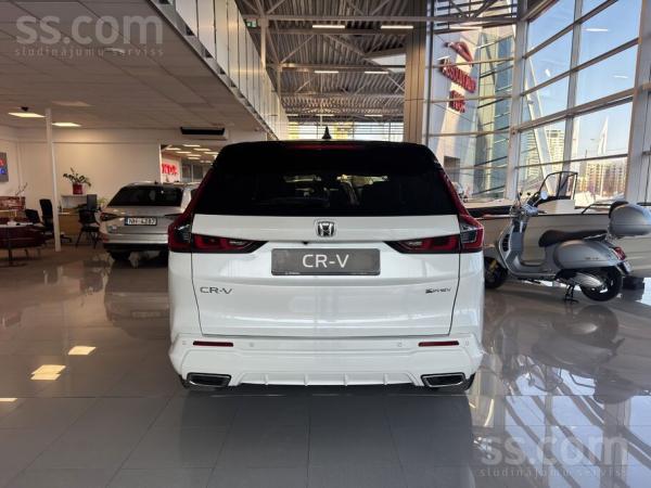 White Honda CR-V 2025 in Riga, with an engine capacity of 2.00 L and mileage of 13 thousand km for 46900 €, photo 5 on AUTOMOTO.COM.LV