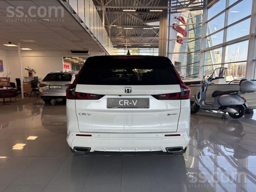 White Honda CR-V 2025 in Riga, with an engine capacity of 2.00 L and mileage of 13 thousand km for 46900 €, photo 6 on AUTOMOTO.COM.LV