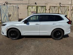 White Honda CR-V 2025 in Panevezys, with an engine capacity of 1.99 L and mileage of 17 thousand km for 26200 €, photo 3 on AUTOMOTO.COM.LV