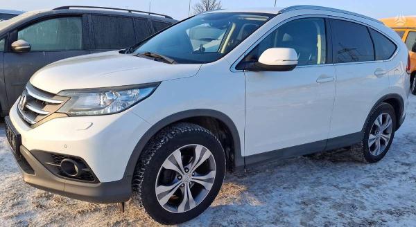 White Honda CR-V 2013 in Marijampole, with an engine capacity of 1.60 L and mileage of 322 thousand km for 7990 €, photo 1 on AUTOMOTO.COM.LV