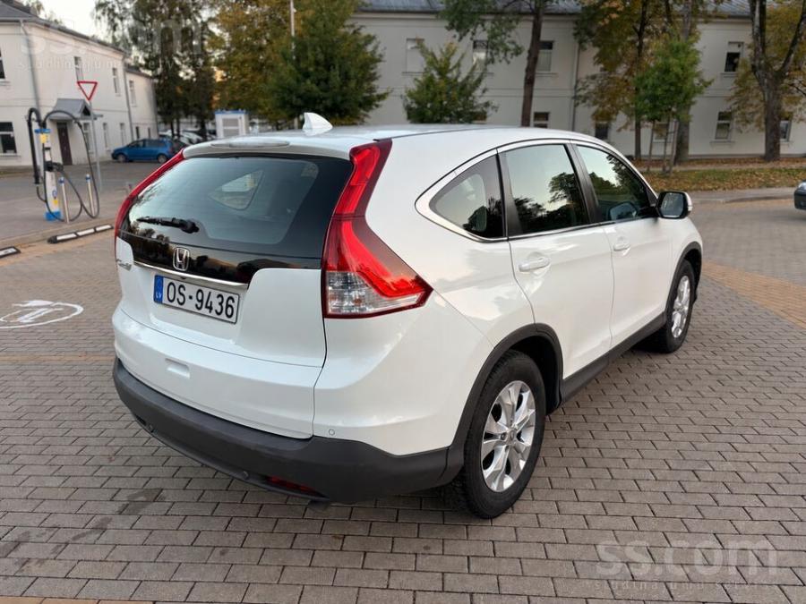White Honda CR-V 2014 in Riga, with an engine capacity of 1.60 L and mileage of 245 thousand km for 6500 €, photo 4 on AUTOMOTO.COM.LV