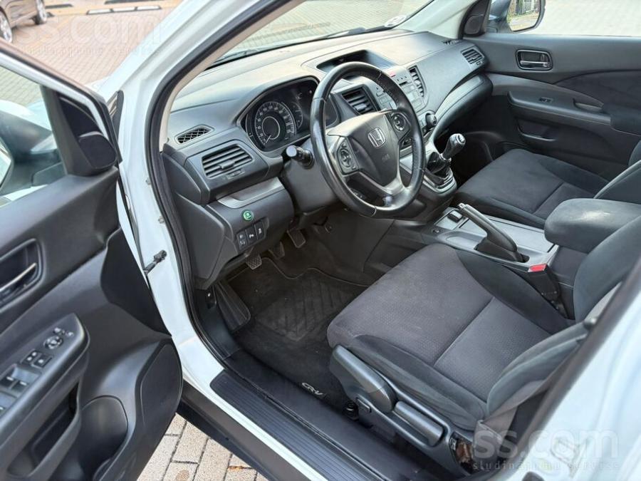 White Honda CR-V 2014 in Riga, with an engine capacity of 1.60 L and mileage of 245 thousand km for 6500 €, photo 6 on AUTOMOTO.COM.LV