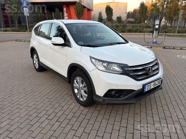Honda CR-V 2014 in Riga on AUTOMOTO.COM.LV White Honda CR-V 2014 in Riga, with an engine capacity of 1.60 L and mileage of 245 thousand km for 6500 €, photo 3 on AUTOMOTO.COM.LV