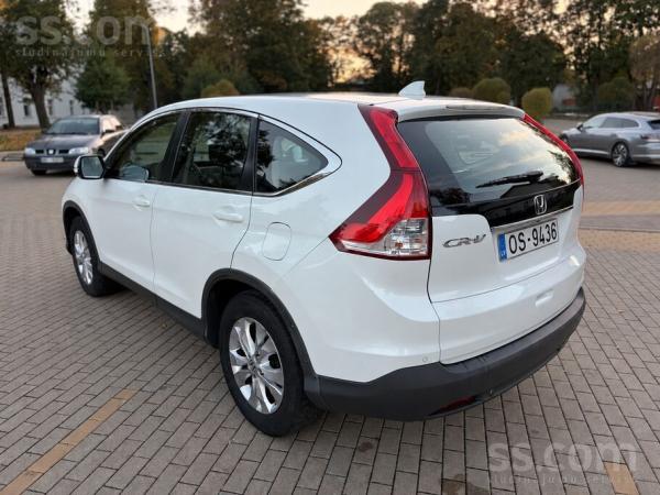 Honda CR-V 2014 in Riga on AUTOMOTO.COM.LV White Honda CR-V 2014 in Riga, with an engine capacity of 1.60 L and mileage of 245 thousand km for 6500 €, photo 5 on AUTOMOTO.COM.LV