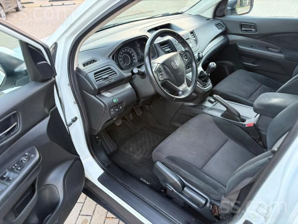 Honda CR-V 2014 in Riga on AUTOMOTO.COM.LV White Honda CR-V 2014 in Riga, with an engine capacity of 1.60 L and mileage of 245 thousand km for 6500 €, photo 6 on AUTOMOTO.COM.LV
