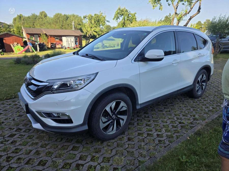 White Honda CR-V 2016 in Utena, with an engine capacity of 1.60 L and mileage of 232 thousand km for 11800 €, photo 1 on AUTOMOTO.COM.LV