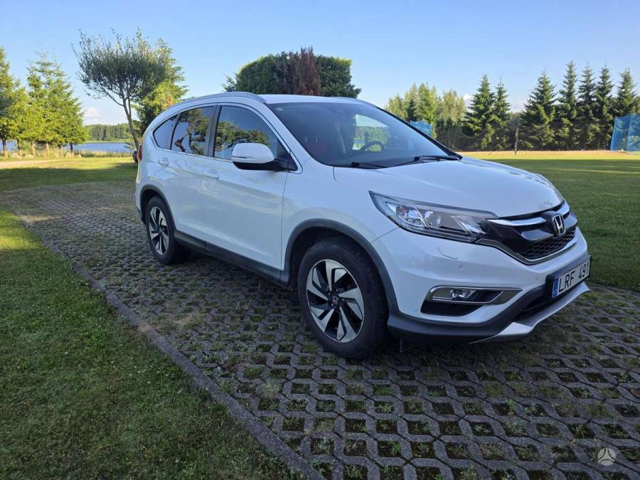 White Honda CR-V 2016 in Utena, with an engine capacity of 1.60 L and mileage of 232 thousand km for 11800 €, photo 3 on AUTOMOTO.COM.LV