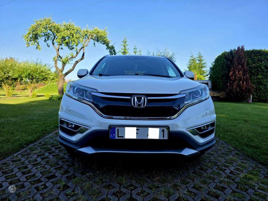 White Honda CR-V 2016 in Utena, with an engine capacity of 1.60 L and mileage of 232 thousand km for 11800 €, photo 6 on AUTOMOTO.COM.LV