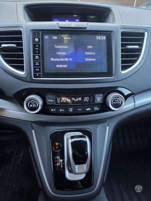White Honda CR-V 2016 in Utena, with an engine capacity of 1.60 L and mileage of 232 thousand km for 11800 €, photo 8 on AUTOMOTO.COM.LV