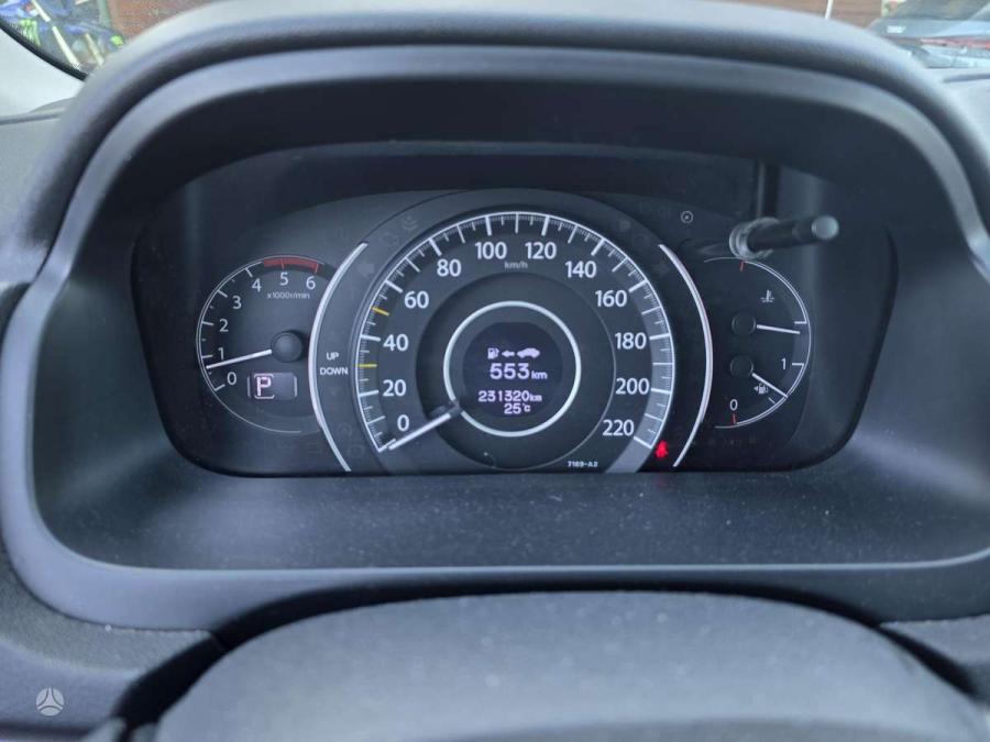 White Honda CR-V 2016 in Utena, with an engine capacity of 1.60 L and mileage of 232 thousand km for 11800 €, photo 9 on AUTOMOTO.COM.LV