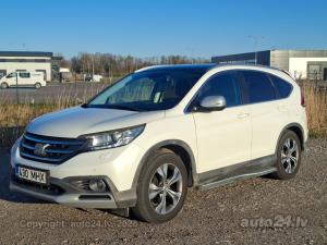 White Honda CR-V 2013 in Parnu, with an engine capacity of 2.00 L and mileage of 230 thousand km for 9500 €, photo 3 on AUTOMOTO.COM.LV