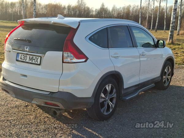 White Honda CR-V 2013 in Parnu, with an engine capacity of 2.00 L and mileage of 230 thousand km for 9500 €, photo 3 on AUTOMOTO.COM.LV