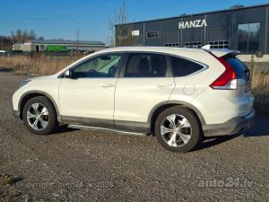 White Honda CR-V 2013 in Parnu, with an engine capacity of 2.00 L and mileage of 230 thousand km for 9500 €, photo 5 on AUTOMOTO.COM.LV