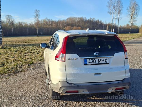 White Honda CR-V 2013 in Parnu, with an engine capacity of 2.00 L and mileage of 230 thousand km for 9500 €, photo 5 on AUTOMOTO.COM.LV