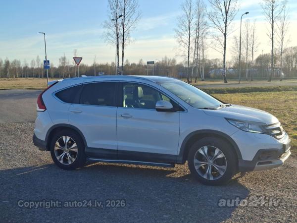 White Honda CR-V 2013 in Parnu, with an engine capacity of 2.00 L and mileage of 230 thousand km for 9500 €, photo 6 on AUTOMOTO.COM.LV