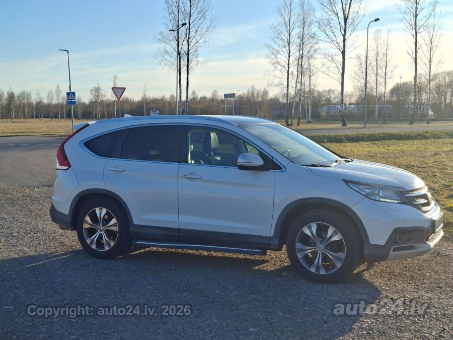 White Honda CR-V 2013 in Parnu, with an engine capacity of 2.00 L and mileage of 230 thousand km for 9500 €, photo 7 on AUTOMOTO.COM.LV