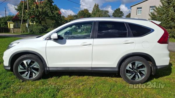 White Honda CR-V 2016 in Tallinn, with an engine capacity of 1.60 L and mileage of 198 thousand km for 12290 €, photo 5 on AUTOMOTO.COM.LV