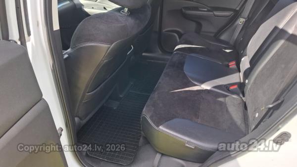 White Honda CR-V 2016 in Tallinn, with an engine capacity of 1.60 L and mileage of 198 thousand km for 12290 €, photo 11 on AUTOMOTO.COM.LV