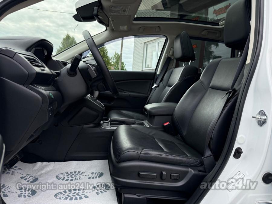 White Honda CR-V 2018 in Rapla, with an engine capacity of 2.00 L and mileage of 111 thousand km for 17490 €, photo 8 on AUTOMOTO.COM.LV