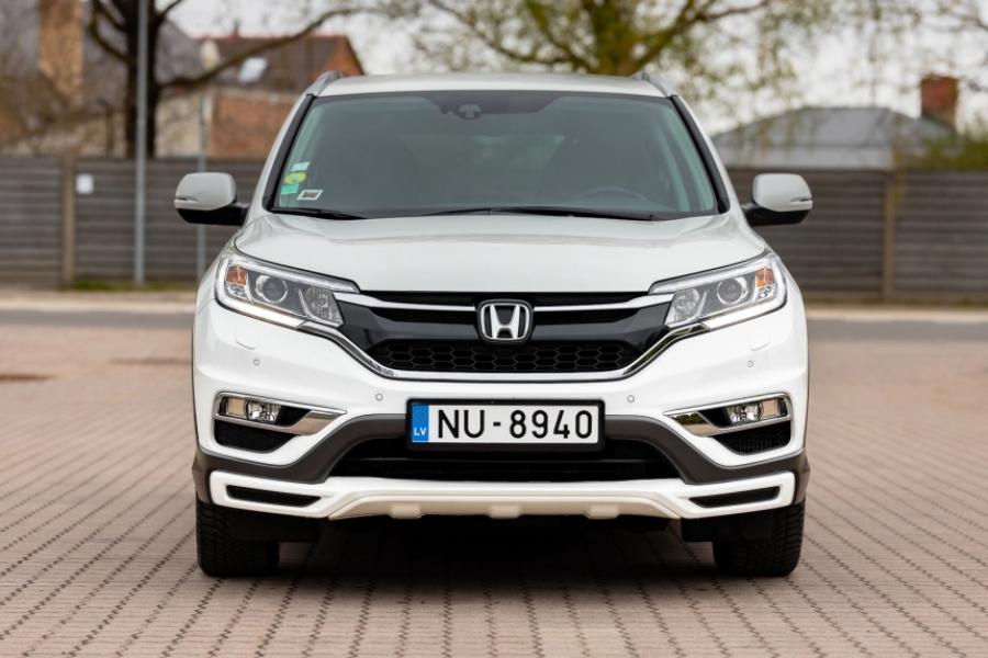 White Honda CR-V 2018 in Riga, with an engine capacity of 1.60 L and mileage of 191 thousand km for 17750 €, photo 1 on AUTOMOTO.COM.LV
