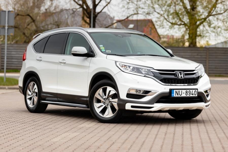 White Honda CR-V 2018 in Riga, with an engine capacity of 1.60 L and mileage of 191 thousand km for 17750 €, photo 4 on AUTOMOTO.COM.LV