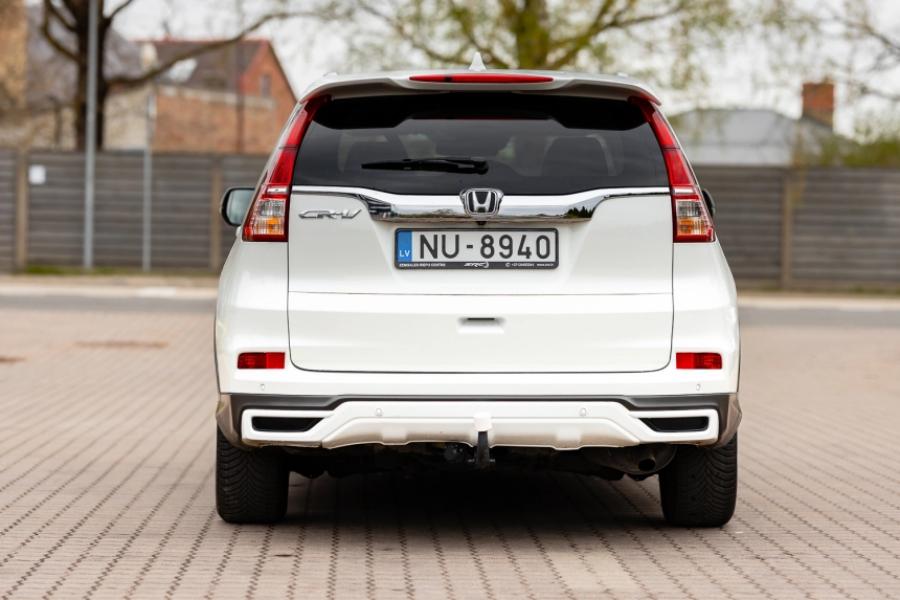 White Honda CR-V 2018 in Riga, with an engine capacity of 1.60 L and mileage of 191 thousand km for 17750 €, photo 5 on AUTOMOTO.COM.LV