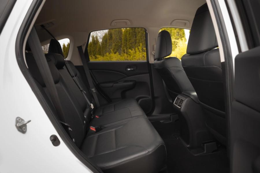 White Honda CR-V 2018 in Riga, with an engine capacity of 1.60 L and mileage of 191 thousand km for 17750 €, photo 10 on AUTOMOTO.COM.LV
