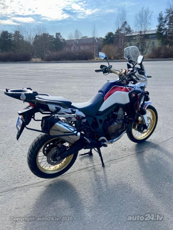 White Honda CRF 1000 2016 in Tallinn, with an engine capacity of 1.00 L and mileage of 38 thousand km for 8800 €, photo 4 on AUTOMOTO.COM.LV