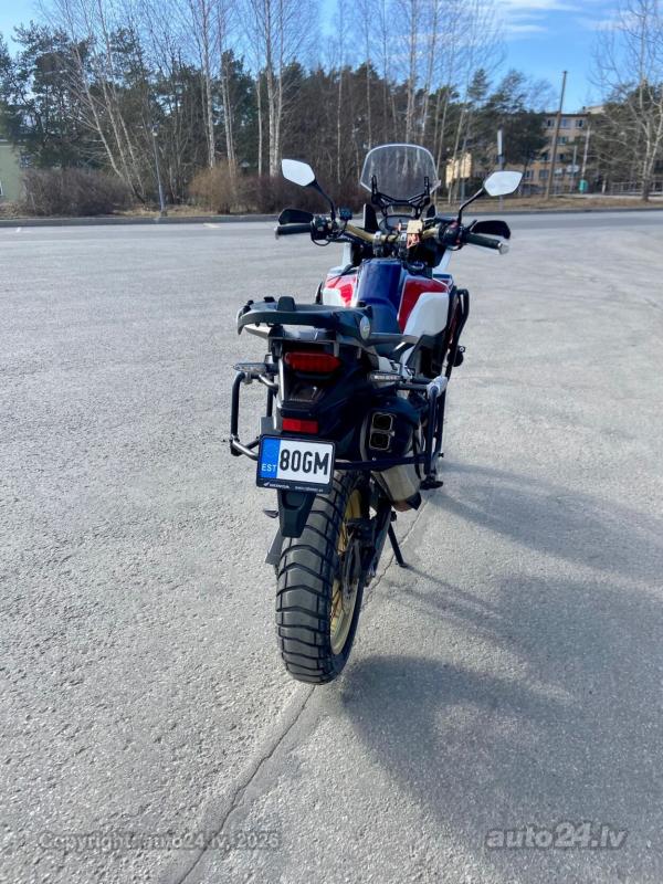 White Honda CRF 1000 2016 in Tallinn, with an engine capacity of 1.00 L and mileage of 38 thousand km for 8800 €, photo 5 on AUTOMOTO.COM.LV