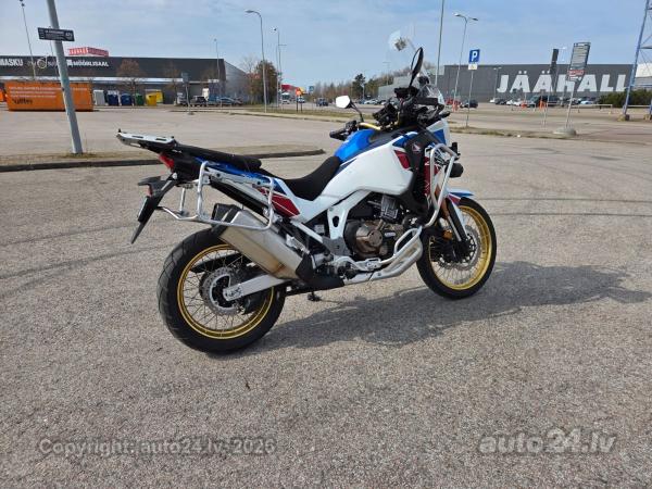 White Honda CRF 1100 2024 in Tallinn, with an engine capacity of 1.08 L and mileage of 7 thousand km for 19000 €, photo 4 on AUTOMOTO.COM.LV