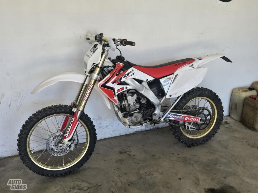 Хонда CRF 250R 2007 в Шяуляй, объемом двигателя 0.25 л и пробегом 0 тыс. км за 2100 €, фото 1 на AUTOMOTO.COM.LV