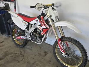 Хонда CRF 250R 2007 в Шяуляй, объемом двигателя 0.25 л и пробегом 0 тыс. км за 2100 €, фото 11 на AUTOMOTO.COM.LV