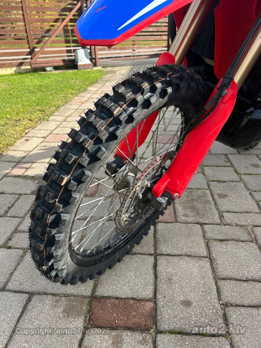 Sarkans Honda CRF 300 2024 Valmiera, ar dzinēja tilpumu 0.29 L un nobraukumu 10 tūkst. km par 5500 €, foto 3 vietnē AUTOMOTO.COM.LV